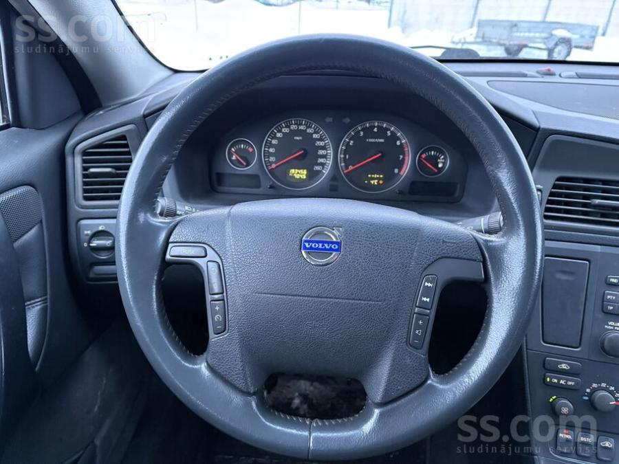 Black Volvo V70 2003 in Daugavpils, with an engine capacity of 2.40 L and mileage of 194 thousand km for 2250 €, photo 13 on AUTOMOTO.COM.LV