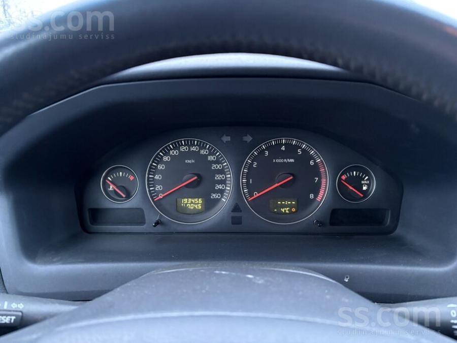 Black Volvo V70 2003 in Daugavpils, with an engine capacity of 2.40 L and mileage of 194 thousand km for 2250 €, photo 14 on AUTOMOTO.COM.LV