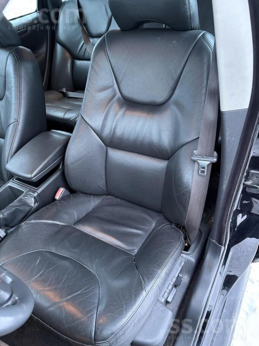 Black Volvo V70 2003 in Daugavpils, with an engine capacity of 2.40 L and mileage of 194 thousand km for 2250 €, photo 21 on AUTOMOTO.COM.LV