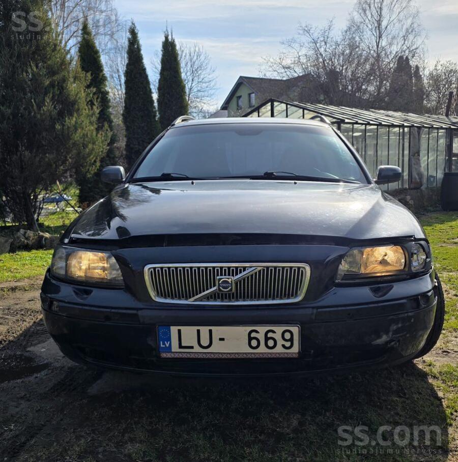 Black Volvo V70 2003 in Riga, with an engine capacity of 2.40 L and mileage of 290 thousand km for 550 €, photo 1 on AUTOMOTO.COM.LV
