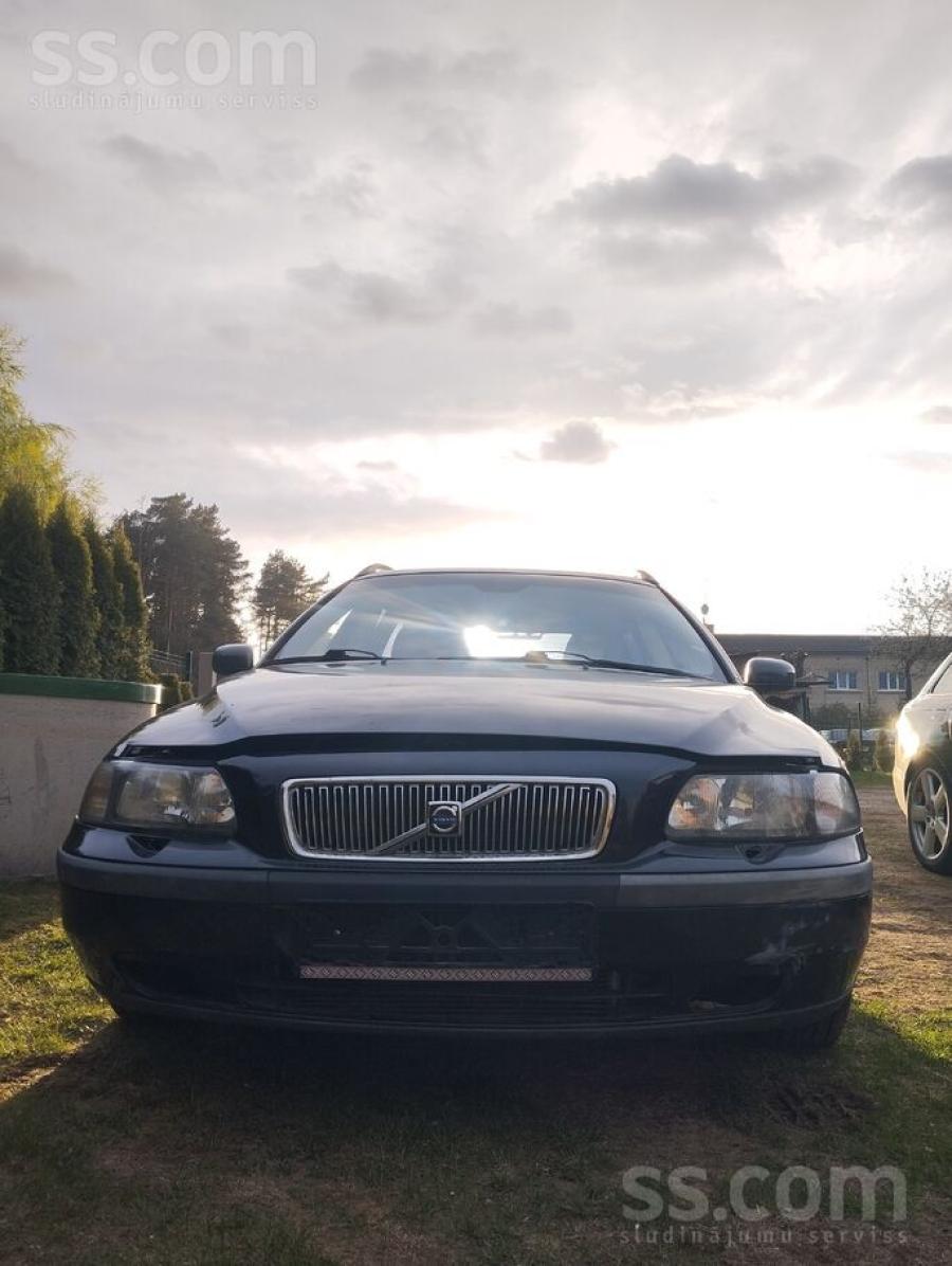 Black Volvo V70 2003 in Riga, with an engine capacity of 2.40 L and mileage of 289 thousand km for 550 €, photo 6 on AUTOMOTO.COM.LV