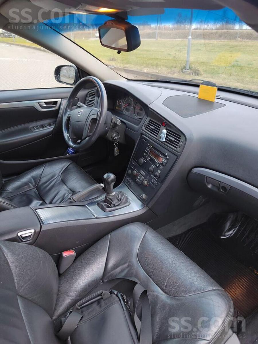 Black Volvo V70 2003 in Rezekne, with an engine capacity of 2.40 L and mileage of 452 thousand km for 1650 €, photo 4 on AUTOMOTO.COM.LV