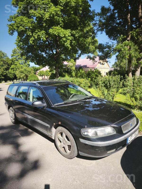 Black Volvo V70 2003 in Saldus, with an engine capacity of 2.40 L and mileage of 405 thousand km for 750 €, photo 2 on AUTOMOTO.COM.LV