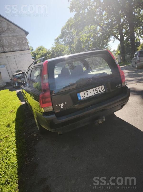 Black Volvo V70 2003 in Saldus, with an engine capacity of 2.40 L and mileage of 405 thousand km for 750 €, photo 3 on AUTOMOTO.COM.LV