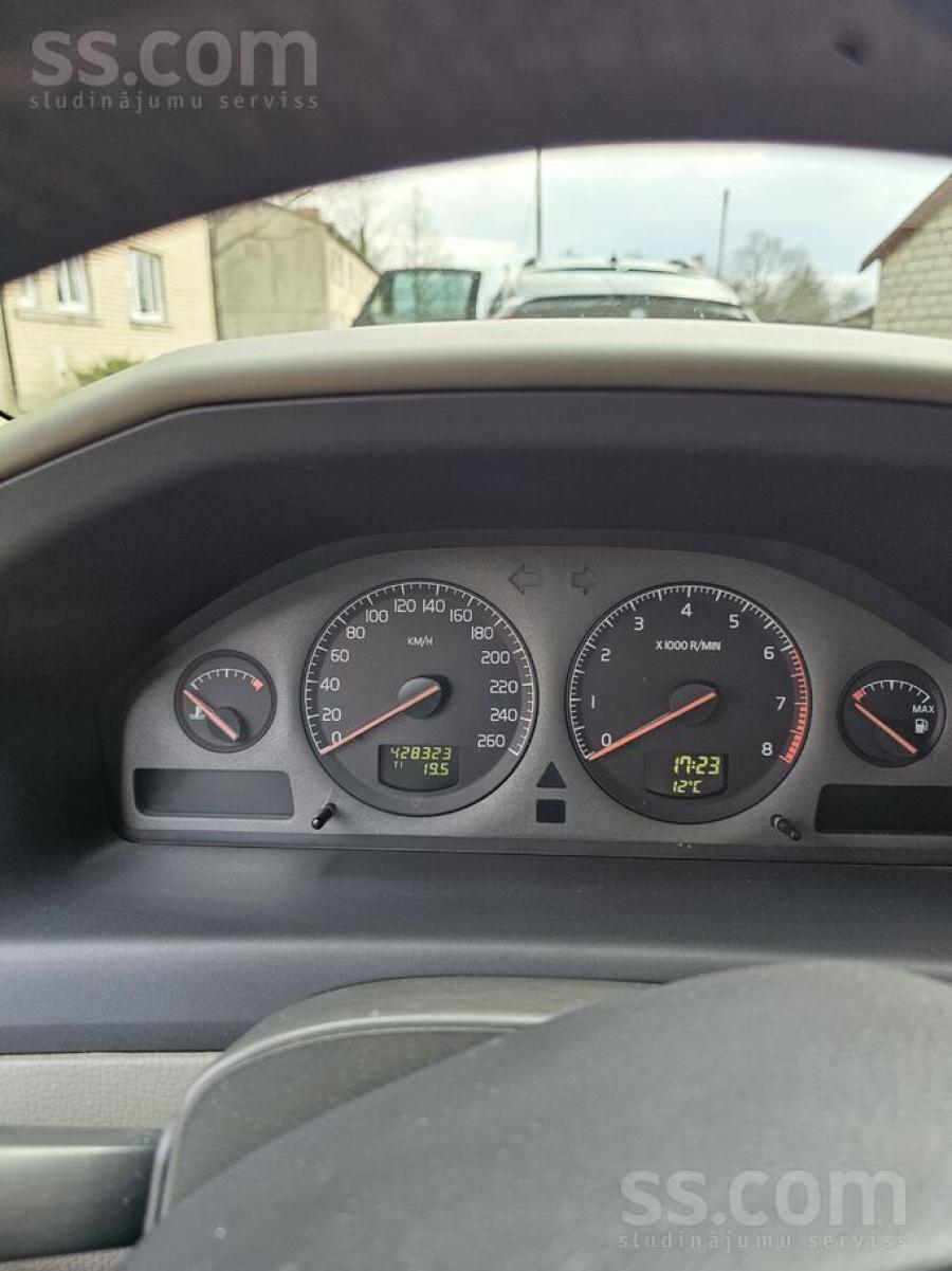 Melns Volvo V70 2003 Ogre, ar dzinēja tilpumu 2.40 L un nobraukumu 428 tūkst. km par 1000 €, foto 6 vietnē AUTOMOTO.COM.LV