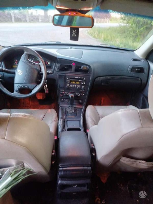 Black Volvo V70 2003 in Raseiniai, with an engine capacity of 2.40 L and mileage of 400 thousand km for 1250 €, photo 5 on AUTOMOTO.COM.LV