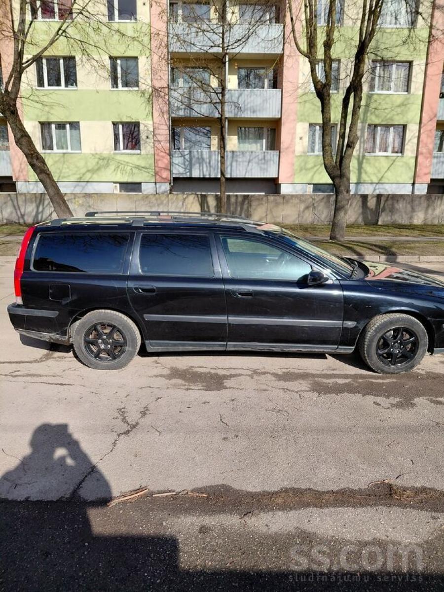 Melns Volvo V70 2003 Liepāja, ar dzinēja tilpumu 2.40 L un nobraukumu 285 tūkst. km par 1430 €, foto 4 vietnē AUTOMOTO.COM.LV