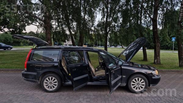 Black Volvo V70 2003 in Riga, with an engine capacity of 2.40 L and mileage of 0 thousand km for 690 €, photo 1 on AUTOMOTO.COM.LV