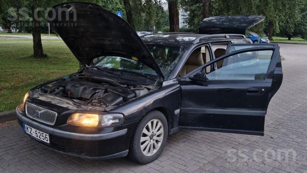 Black Volvo V70 2003 in Riga, with an engine capacity of 2.40 L and mileage of 0 thousand km for 690 €, photo 10 on AUTOMOTO.COM.LV