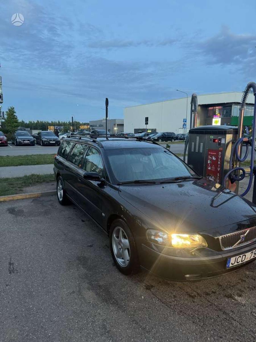 Black Volvo V70 2003 in Vilnius, with an engine capacity of 2.40 L and mileage of 300 thousand km for 1299 €, photo 3 on AUTOMOTO.COM.LV