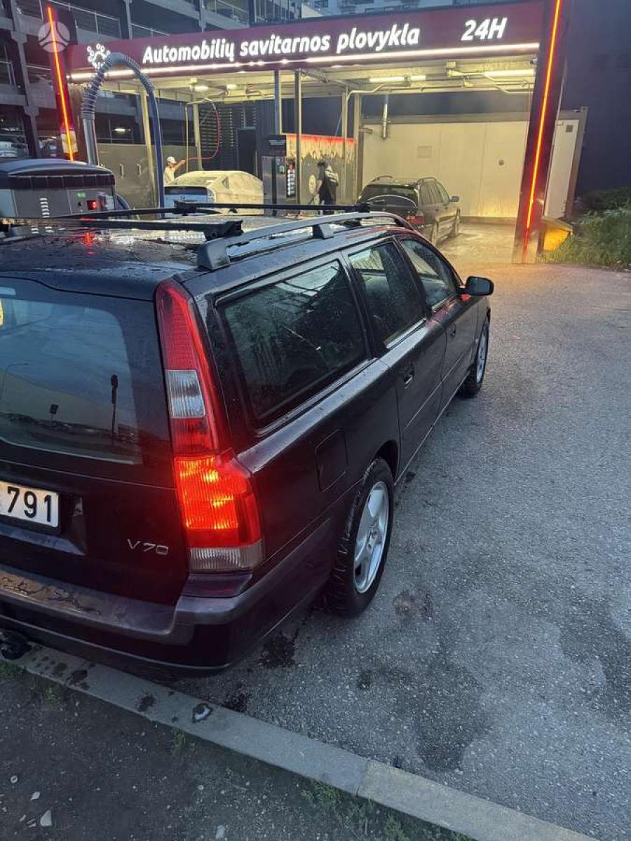Black Volvo V70 2003 in Vilnius, with an engine capacity of 2.40 L and mileage of 300 thousand km for 1299 €, photo 6 on AUTOMOTO.COM.LV