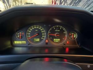 Black Volvo V70 2003 in Vilnius, with an engine capacity of 2.40 L and mileage of 300 thousand km for 1299 €, photo 9 on AUTOMOTO.COM.LV