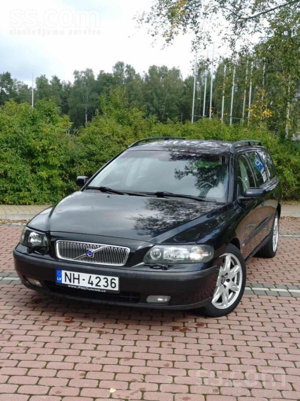 Black Volvo V70 2003 in Riga, with an engine capacity of 2.40 L and mileage of 297 thousand km for 1000 €, photo 1 on AUTOMOTO.COM.LV