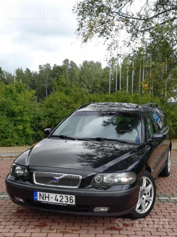 Black Volvo V70 2003 in Riga, with an engine capacity of 2.40 L and mileage of 297 thousand km for 1000 €, photo 4 on AUTOMOTO.COM.LV