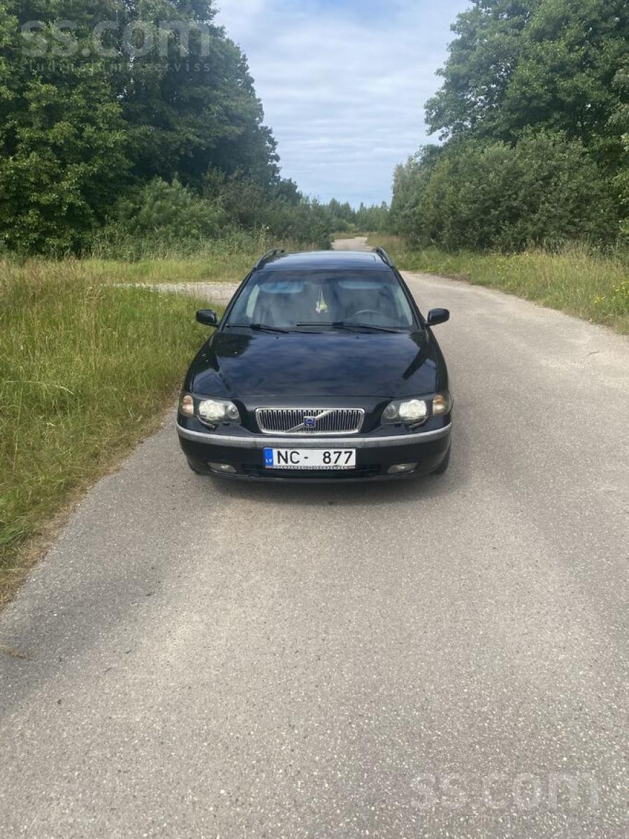 Black Volvo V70 2003 in Ventspils, with an engine capacity of 2.40 L and mileage of 350 thousand km for 1350 €, photo 1 on AUTOMOTO.COM.LV