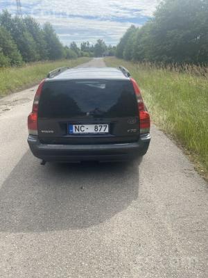 Black Volvo V70 2003 in Ventspils, with an engine capacity of 2.40 L and mileage of 350 thousand km for 1350 €, photo 4 on AUTOMOTO.COM.LV