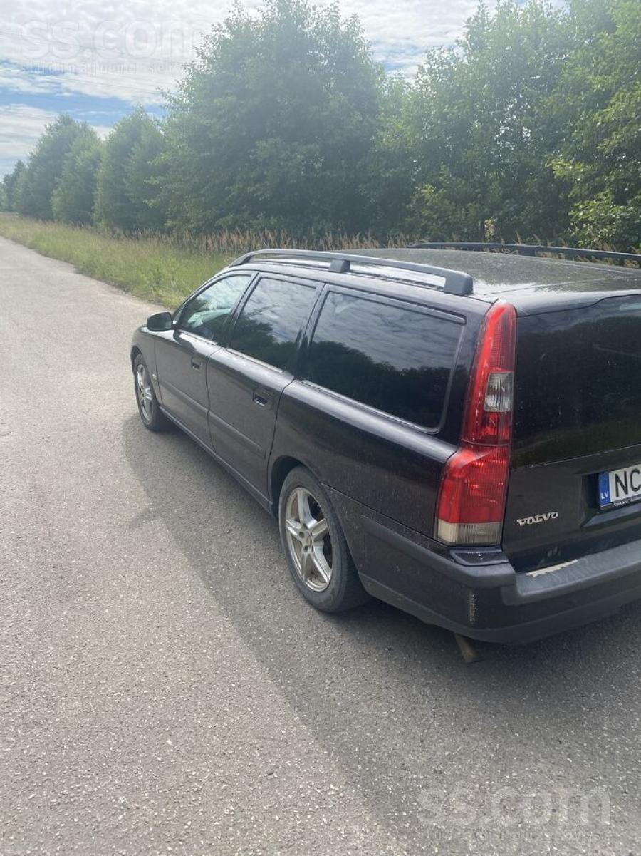 Black Volvo V70 2003 in Ventspils, with an engine capacity of 2.40 L and mileage of 350 thousand km for 1350 €, photo 5 on AUTOMOTO.COM.LV