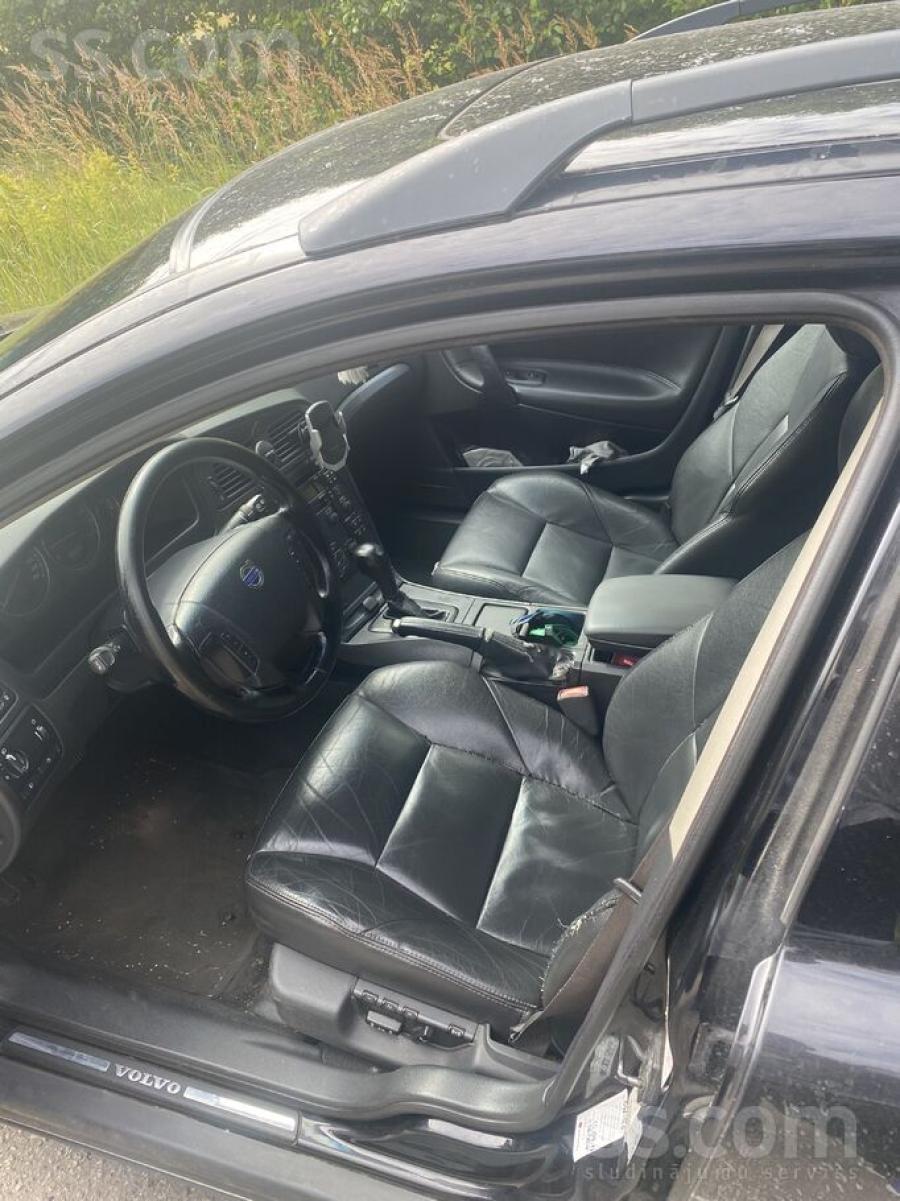 Black Volvo V70 2003 in Ventspils, with an engine capacity of 2.40 L and mileage of 350 thousand km for 1350 €, photo 6 on AUTOMOTO.COM.LV