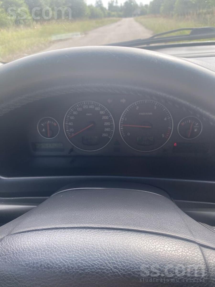Black Volvo V70 2003 in Ventspils, with an engine capacity of 2.40 L and mileage of 350 thousand km for 1350 €, photo 7 on AUTOMOTO.COM.LV