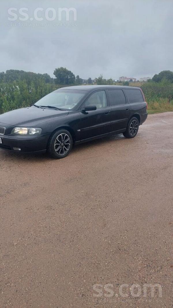 Black Volvo V70 2003 in Daugavpils, with an engine capacity of 2.40 L and mileage of 366 thousand km for 1250 €, photo 2 on AUTOMOTO.COM.LV