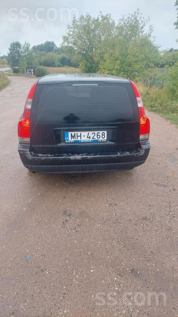 Black Volvo V70 2003 in Daugavpils, with an engine capacity of 2.40 L and mileage of 366 thousand km for 1250 €, photo 3 on AUTOMOTO.COM.LV