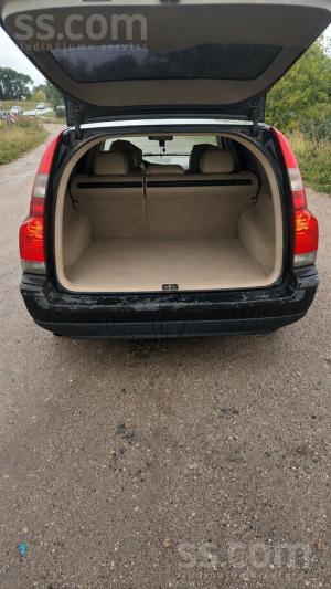 Melns Volvo V70 2003 Daugavpils, ar dzinēja tilpumu 2.40 L un nobraukumu 366 tūkst. km par 1250 €, foto 9 vietnē AUTOMOTO.COM.LV