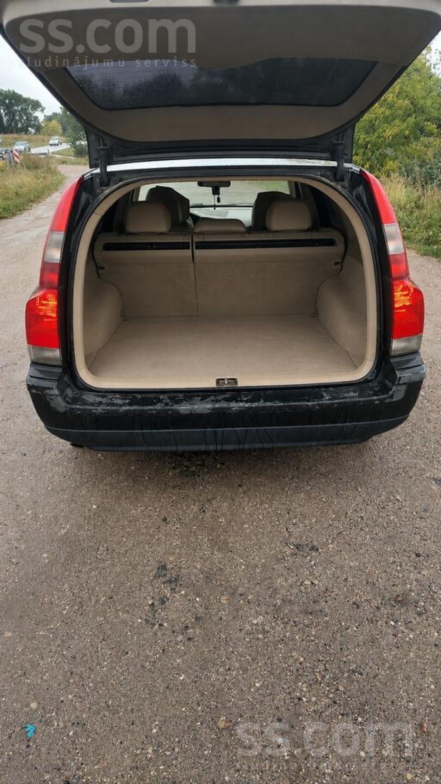 Melns Volvo V70 2003 Daugavpils, ar dzinēja tilpumu 2.40 L un nobraukumu 366 tūkst. km par 1250 €, foto 9 vietnē AUTOMOTO.COM.LV