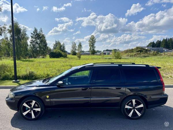Volvo V70 2003 in Vilnius on AUTOMOTO.COM.LV Black Volvo V70 2003 in Vilnius, with an engine capacity of 2.52 L and mileage of 340 thousand km for 1350 €, photo 3 on AUTOMOTO.COM.LV