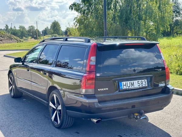 Volvo V70 2003 in Vilnius on AUTOMOTO.COM.LV Black Volvo V70 2003 in Vilnius, with an engine capacity of 2.52 L and mileage of 340 thousand km for 1350 €, photo 4 on AUTOMOTO.COM.LV