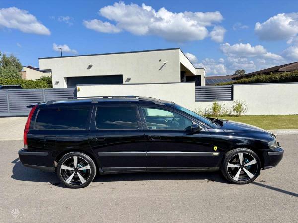 Volvo V70 2003 in Vilnius on AUTOMOTO.COM.LV Black Volvo V70 2003 in Vilnius, with an engine capacity of 2.52 L and mileage of 340 thousand km for 1350 €, photo 7 on AUTOMOTO.COM.LV