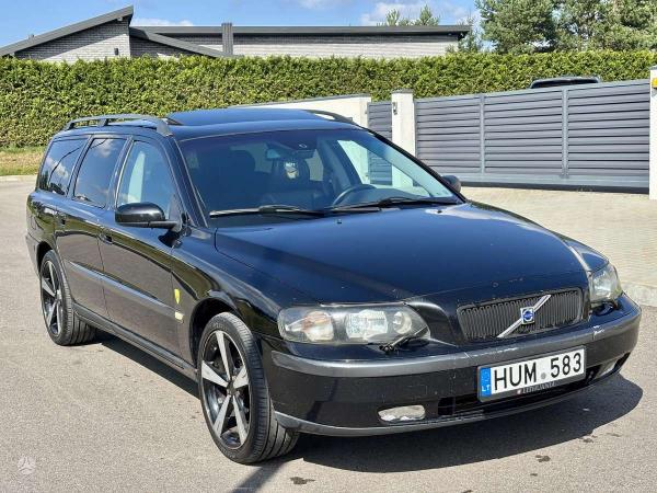 Volvo V70 2003 in Vilnius on AUTOMOTO.COM.LV Black Volvo V70 2003 in Vilnius, with an engine capacity of 2.52 L and mileage of 340 thousand km for 1350 €, photo 8 on AUTOMOTO.COM.LV