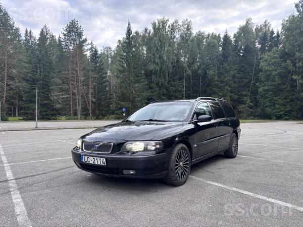 Black Volvo V70 2003 in Cesis, with an engine capacity of 2.40 L and mileage of 409 thousand km for 750 €, photo 1 on AUTOMOTO.COM.LV