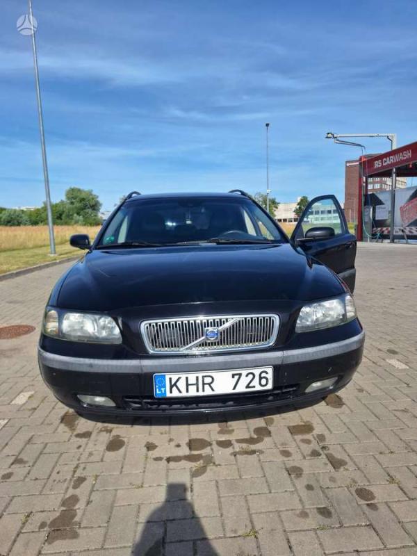 Black Volvo V70 2003 in Alytus, with an engine capacity of 2.40 L and mileage of 330 thousand km for 1200 €, photo 1 on AUTOMOTO.COM.LV