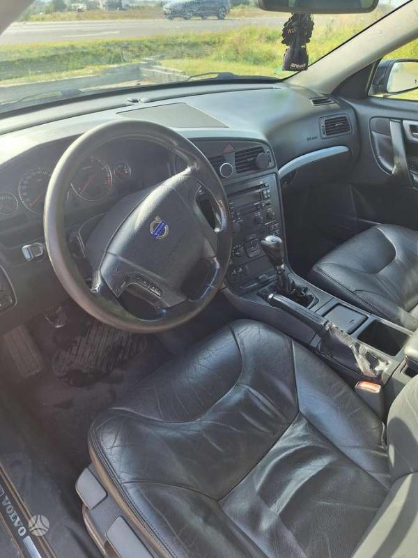 Black Volvo V70 2003 in Alytus, with an engine capacity of 2.40 L and mileage of 330 thousand km for 1200 €, photo 8 on AUTOMOTO.COM.LV