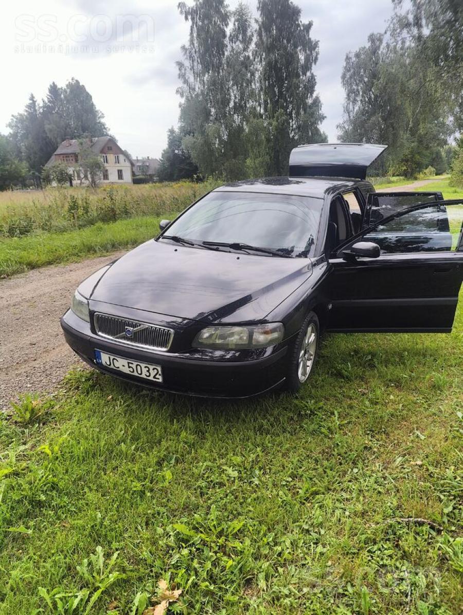 Черный Вольво В70 2003 в Валмиера, объемом двигателя 2.40 л и пробегом 548 тыс. км за 1150 €, фото 1 на AUTOMOTO.COM.LV