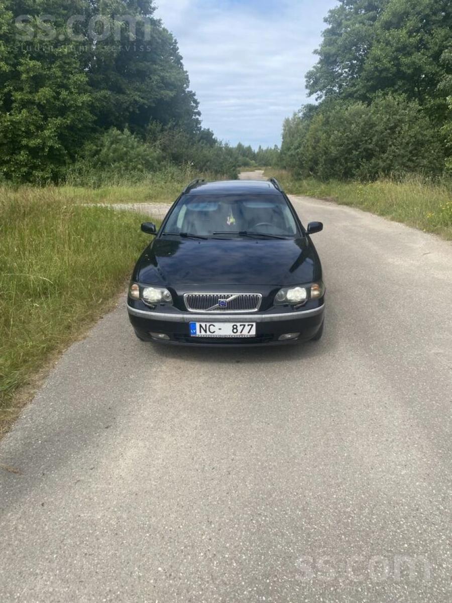 Black Volvo V70 2003 in Ventspils, with an engine capacity of 2.40 L and mileage of 352 thousand km for 750 €, photo 1 on AUTOMOTO.COM.LV