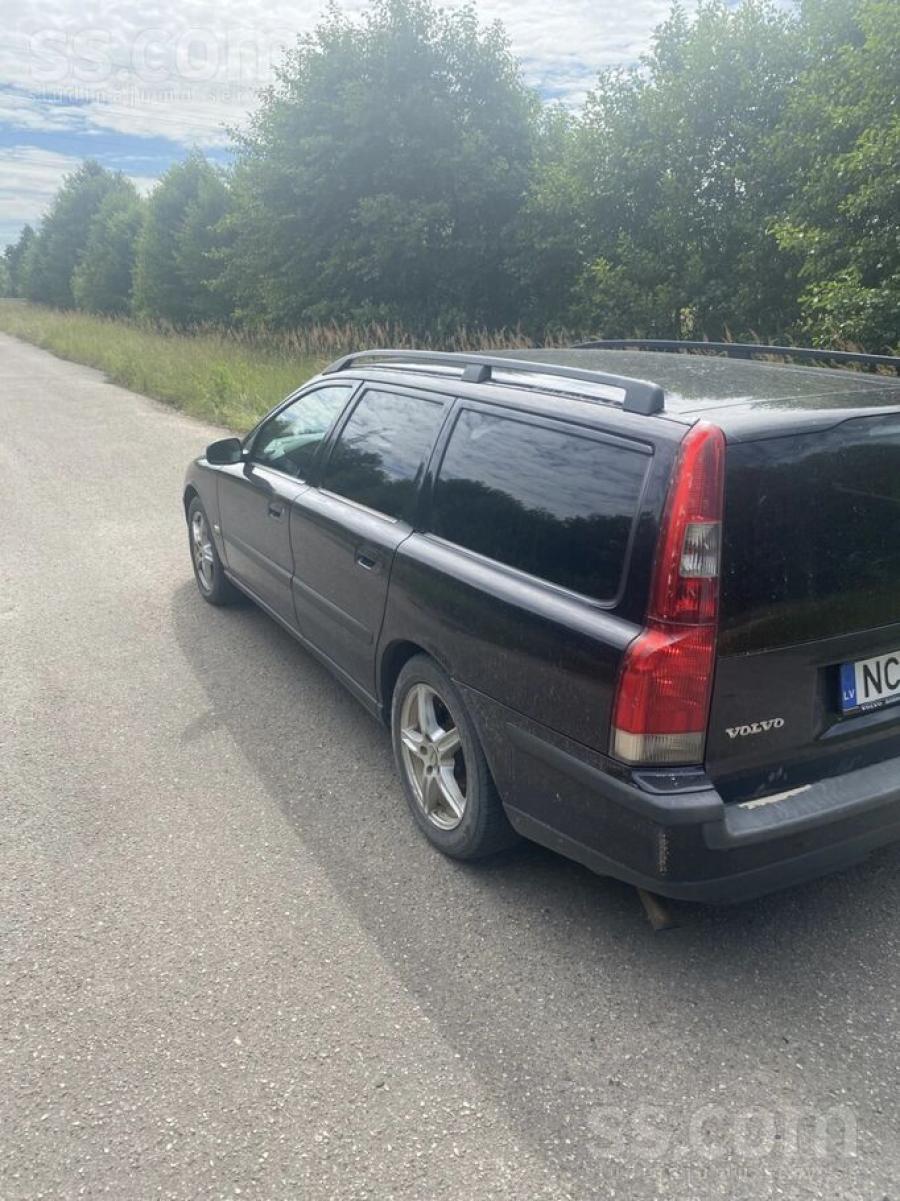 Black Volvo V70 2003 in Ventspils, with an engine capacity of 2.40 L and mileage of 352 thousand km for 750 €, photo 4 on AUTOMOTO.COM.LV