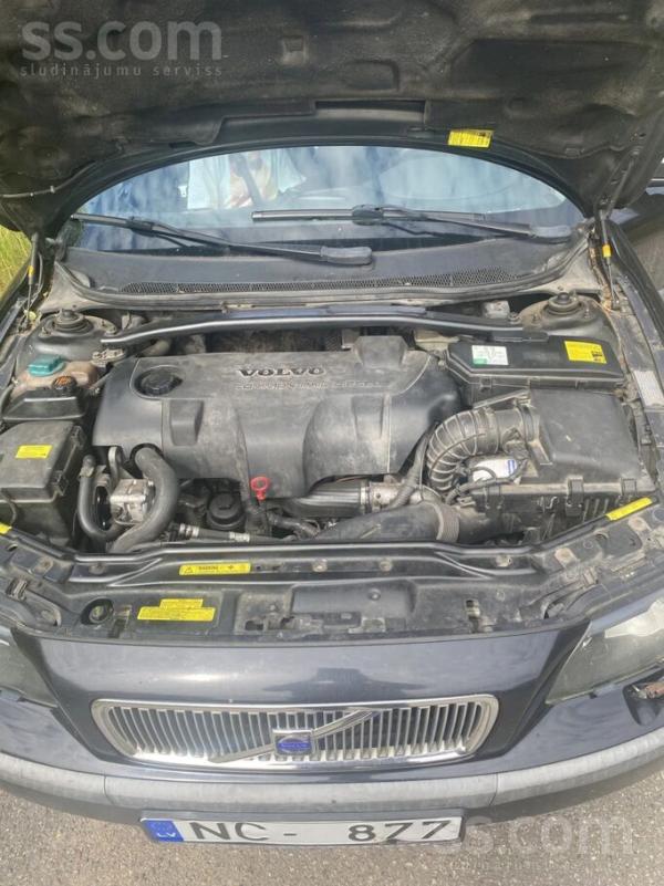 Black Volvo V70 2003 in Ventspils, with an engine capacity of 2.40 L and mileage of 352 thousand km for 750 €, photo 5 on AUTOMOTO.COM.LV