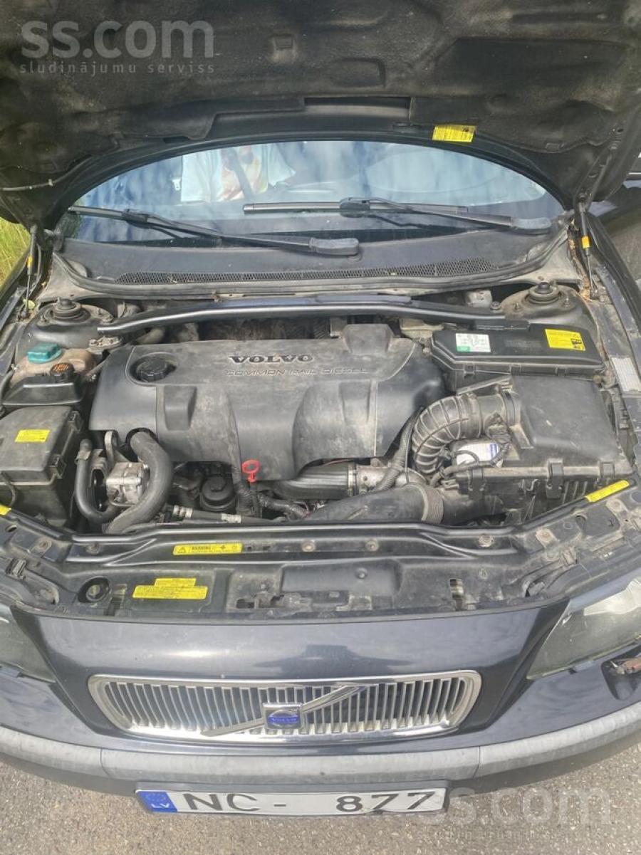 Black Volvo V70 2003 in Ventspils, with an engine capacity of 2.40 L and mileage of 352 thousand km for 750 €, photo 5 on AUTOMOTO.COM.LV