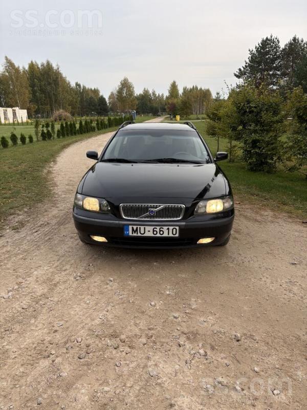 Black Volvo V70 2003 in Jelgava, with an engine capacity of 2.40 L and mileage of 400 thousand km for 1700 €, photo 3 on AUTOMOTO.COM.LV