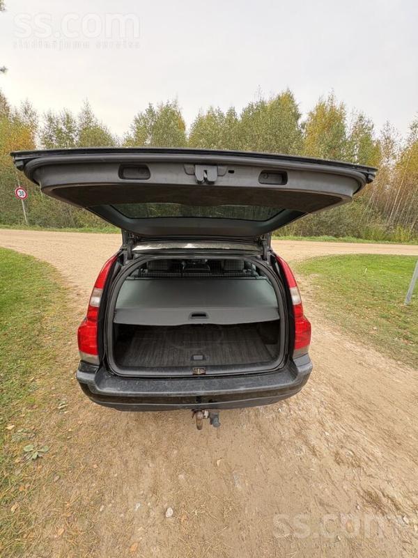 Black Volvo V70 2003 in Jelgava, with an engine capacity of 2.40 L and mileage of 400 thousand km for 1700 €, photo 7 on AUTOMOTO.COM.LV