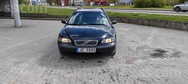 Black Volvo V70 2004 in Valmiera, with an engine capacity of 2.40 L and mileage of 344 thousand km for 2500 €, photo 1 on AUTOMOTO.COM.LV