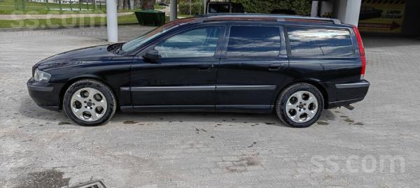 Black Volvo V70 2004 in Valmiera, with an engine capacity of 2.40 L and mileage of 344 thousand km for 2500 €, photo 2 on AUTOMOTO.COM.LV