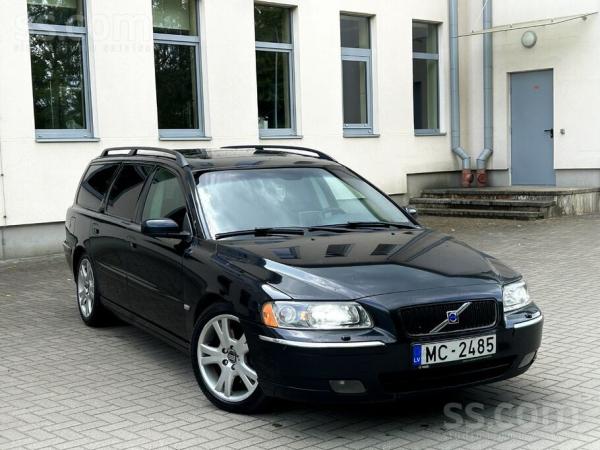 Black Volvo V70 2004 in Jelgava, with an engine capacity of 2.40 L and mileage of 400 thousand km for 1150 €, photo 1 on AUTOMOTO.COM.LV