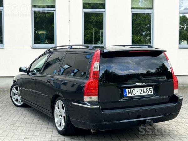 Black Volvo V70 2004 in Jelgava, with an engine capacity of 2.40 L and mileage of 400 thousand km for 1150 €, photo 8 on AUTOMOTO.COM.LV