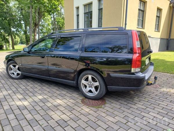 Melns Volvo V70 2004 Kuldīga, ar dzinēja tilpumu 2.40 L un nobraukumu 366 tūkst. km par 2450 €, foto 3 vietnē AUTOMOTO.COM.LV