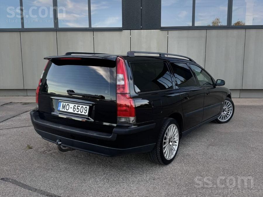 Black Volvo V70 2004 in Riga, with an engine capacity of 2.40 L and mileage of 320 thousand km for 2800 €, photo 4 on AUTOMOTO.COM.LV