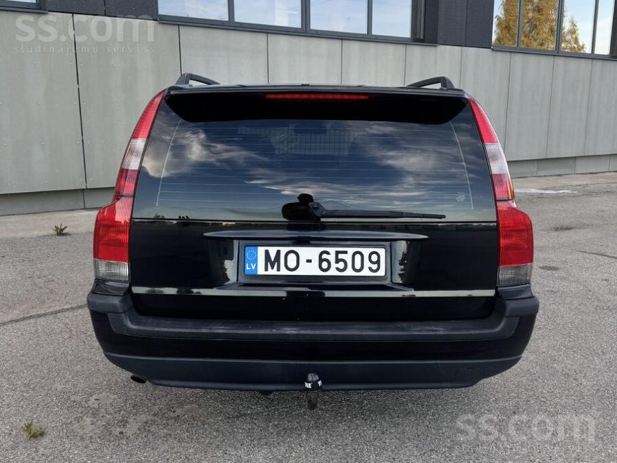 Black Volvo V70 2004 in Riga, with an engine capacity of 2.40 L and mileage of 320 thousand km for 2800 €, photo 5 on AUTOMOTO.COM.LV