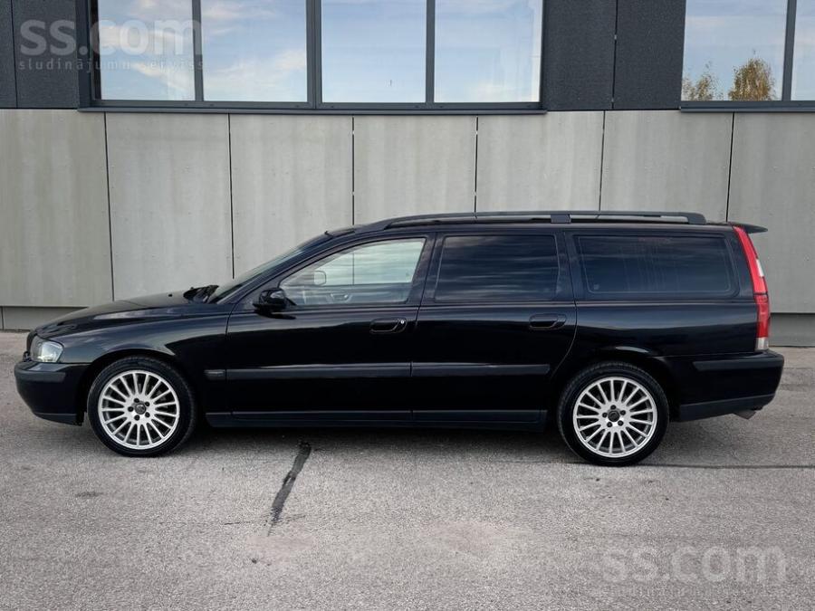 Black Volvo V70 2004 in Riga, with an engine capacity of 2.40 L and mileage of 320 thousand km for 2800 €, photo 7 on AUTOMOTO.COM.LV