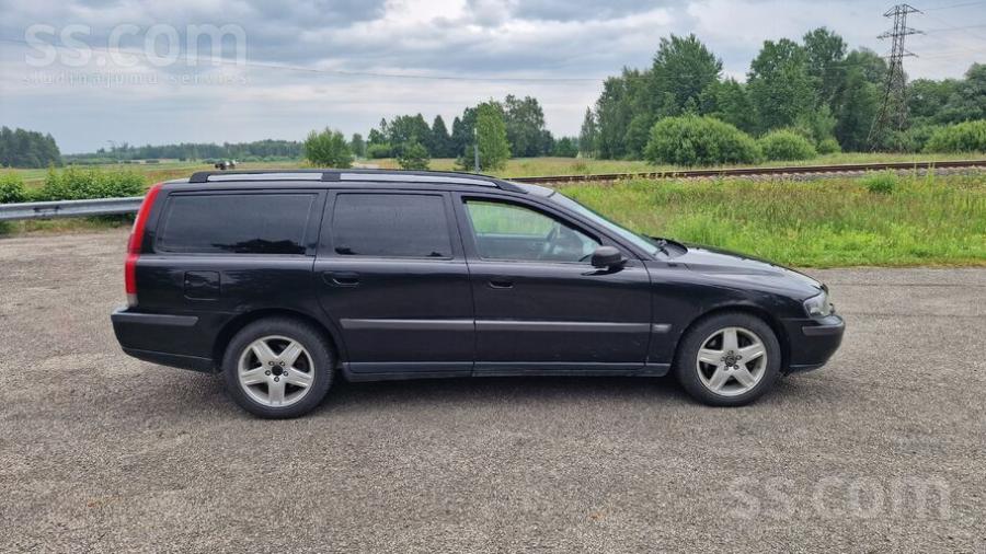 Black Volvo V70 2004 in Bauska, with an engine capacity of 2.40 L and mileage of 316 thousand km for 1490 €, photo 4 on AUTOMOTO.COM.LV